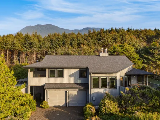 Charming Patio And Balcony With Ocean View - Cozy Oregon Coast Retreat - Cannon Beach, OR