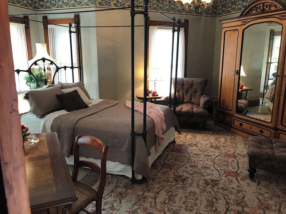 The Nauvoo Grand Bed & Breakfast - Nauvoo, IL