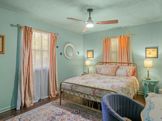 Massive Fenced Yard And Cozy Vibes - Stunning Eclectic Retreat - Tallahassee, FL