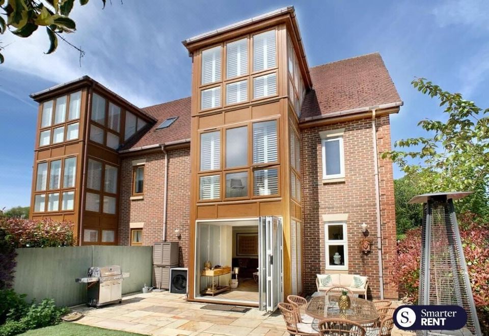 Chobham - 3 Bedroom Townhouse W/ Garden & Parking, Woking District ...