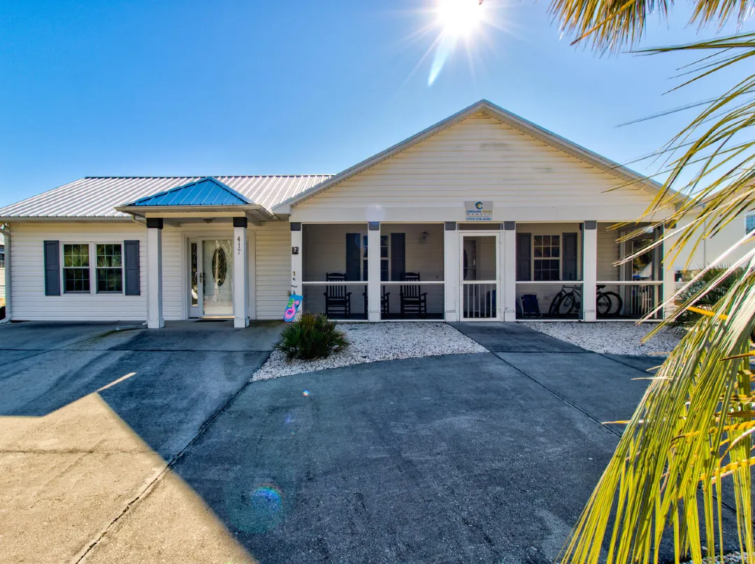 Private Saltwater Pool And Spacious Backyard - Charming Family Retreat - Carolina Beach, NC