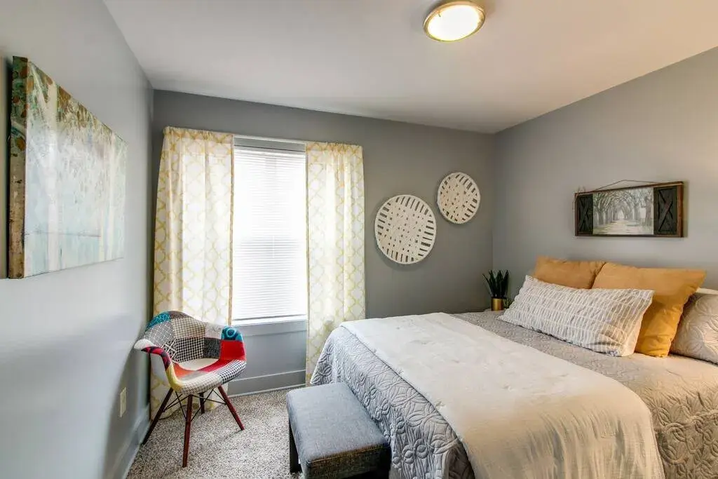 Spacious Living Area And Rooftop Bar Access - Stylish Oasis - Clarksville, TN