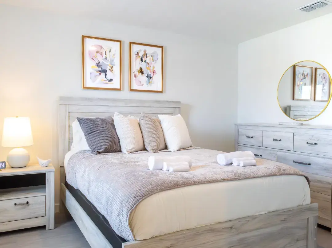 Community Pool And Gym Access - Charming Contemporary Escape - Four Corners, FL