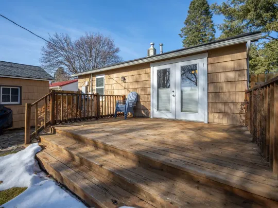 Spacious Backyard And Inviting Fireplace - Charming Cozy Retreat - Coeur d'Alene