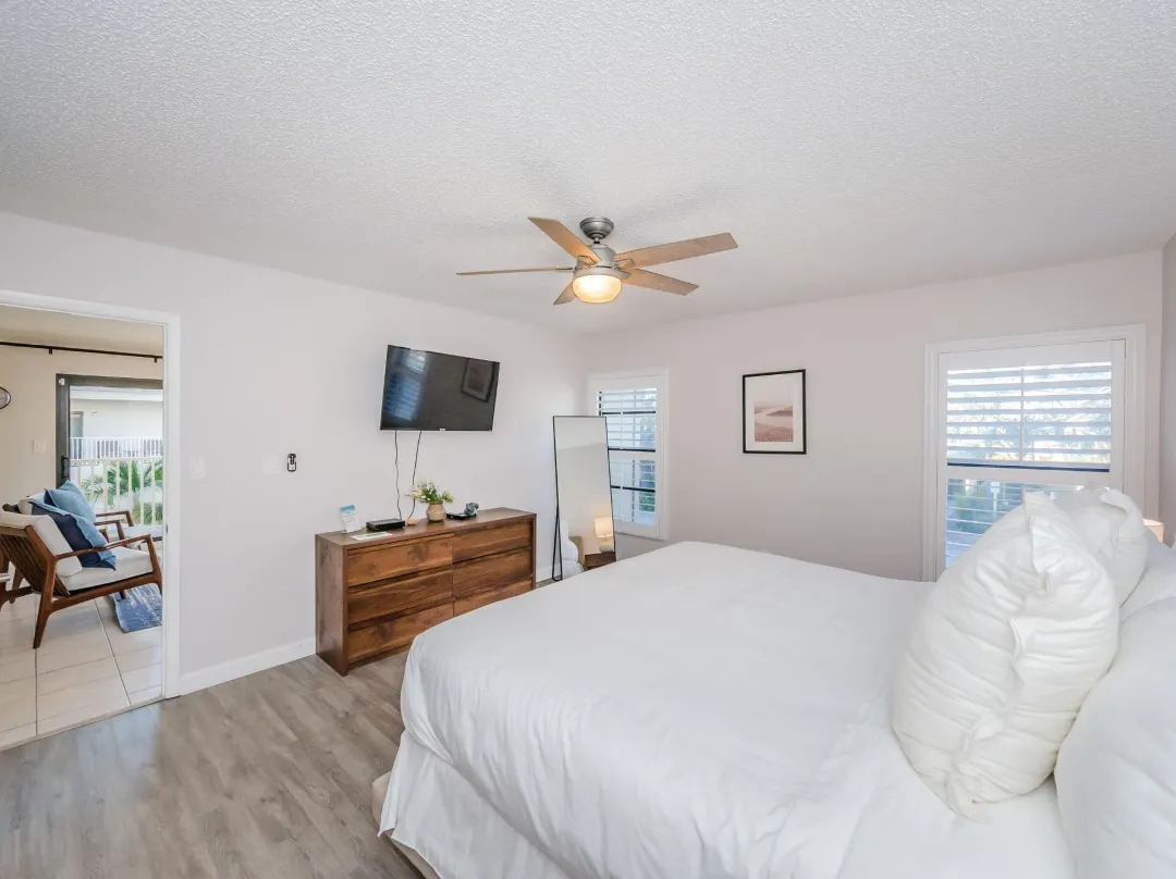 Stunning Retreat - Tennis, Pool, Balcony, Wifi - Clearwater Beach, FL