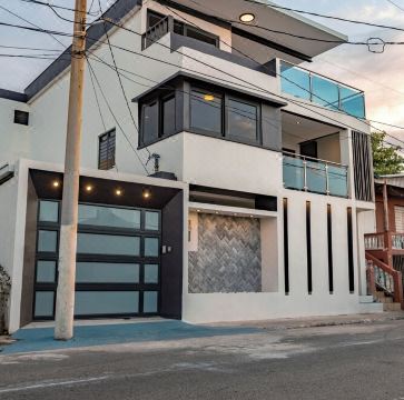 Zaturn Beach House – Oceanfront Villa w/ Rooftop Terrace & Jacuzziの宿泊予約 ...