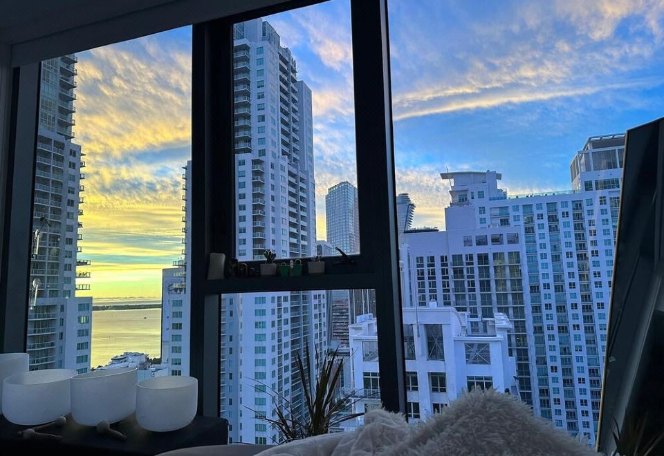 Great Studio view to downtown and bayside miami. Walking distance to ...