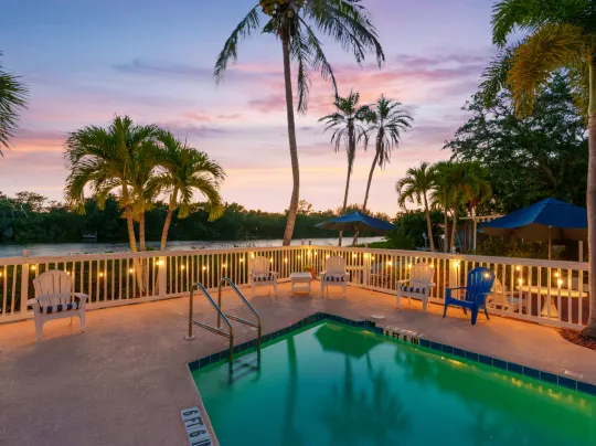 Tranquil Lagoon Dock, Heated Pool, Serene Courtyard Retreat - Sarasota, FL