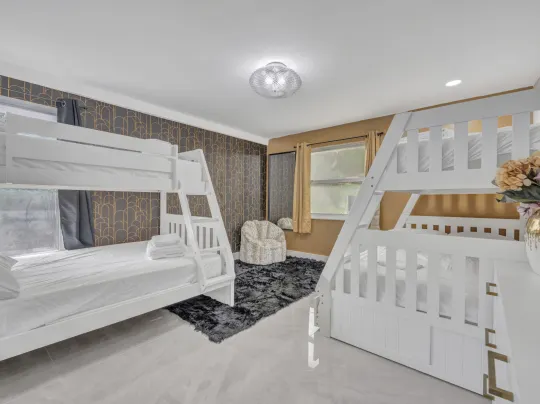 Sparkling Pool And Soothing Hot Tub - Vibrant Oasis - Miami