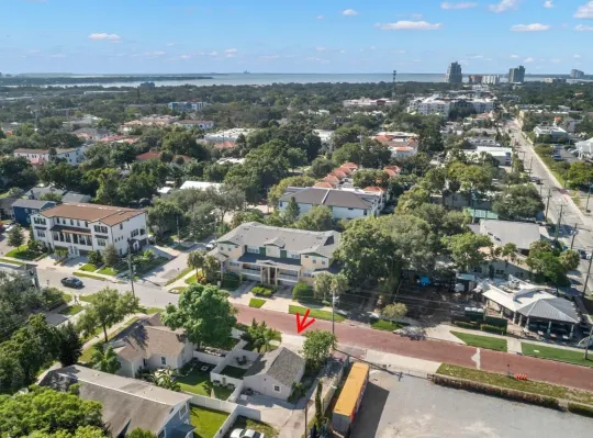 Charming Outdoor Oasis And Stylish Interior - Cozy Haven In Soho - Tampa, FL