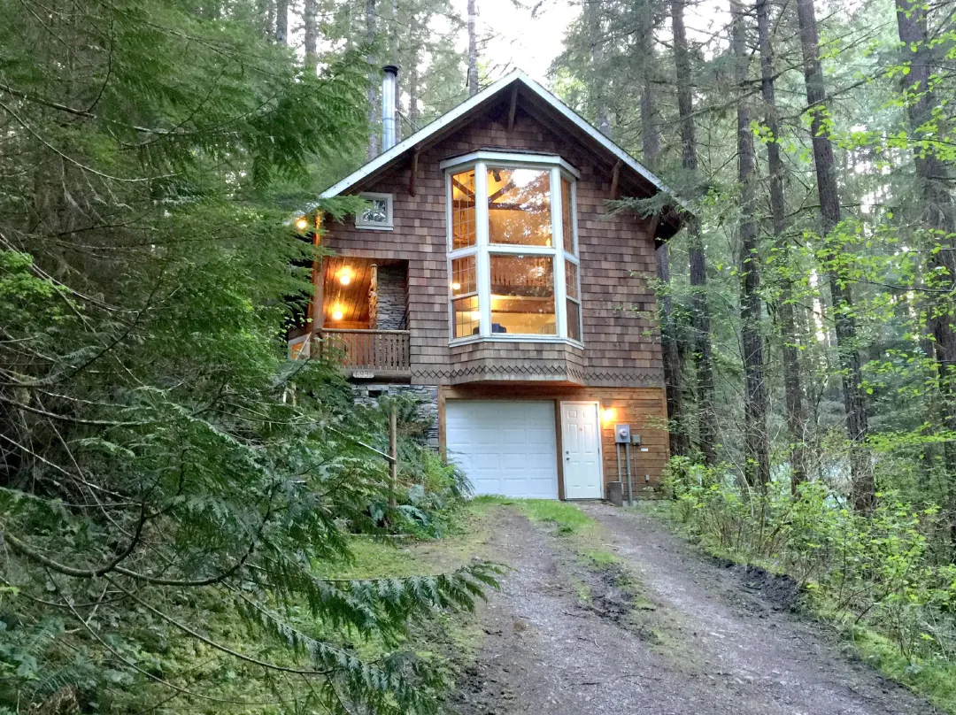 Snowline Cabin #25 A Country-style Pet Friendly Cabin With A Hot Tub And Wifi! - Glacier, WA