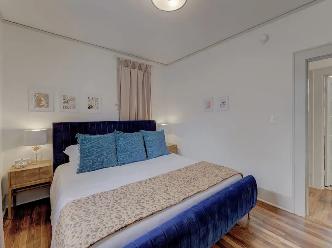 Vibrant Decor And Modern Amenities - Charming Urban Hideaway - Columbia, SC