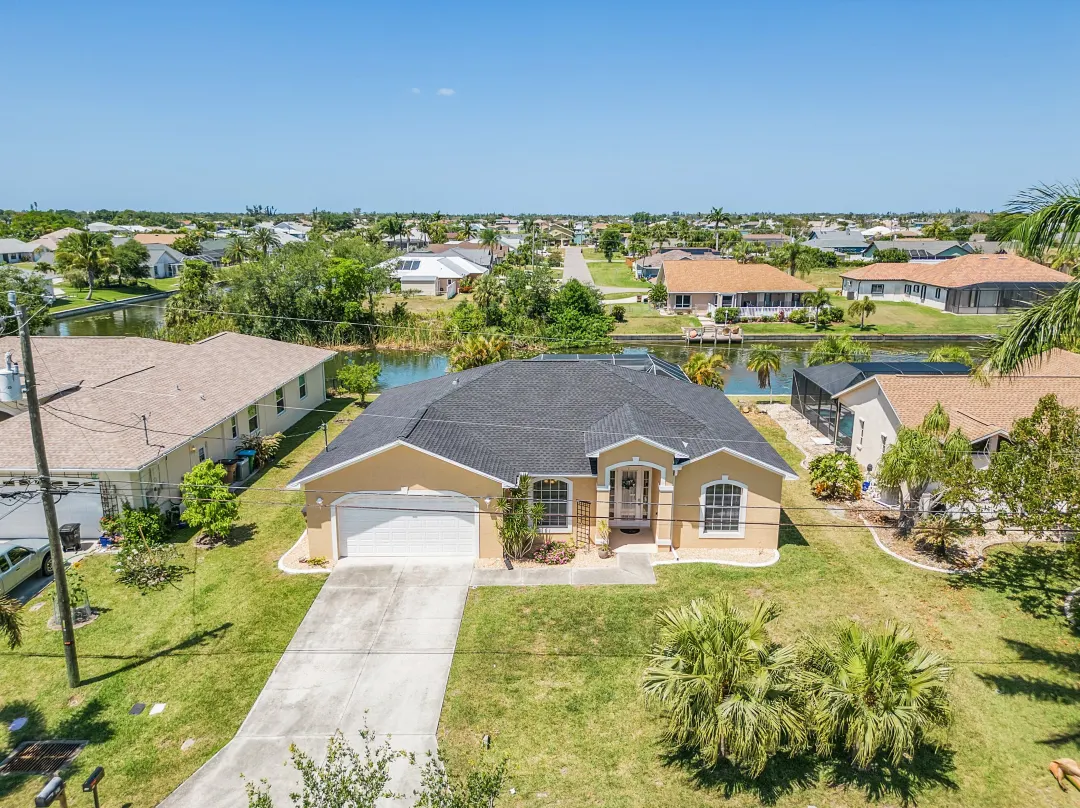 Sparkling Pool, Kayaks, Tranquil Canal - Cozy Inviting Retreat - Cabo Coral