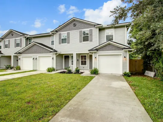 Modern Retreat With Fire Pit And Kitchen - Stylish Getaway - Jacksonville, FL