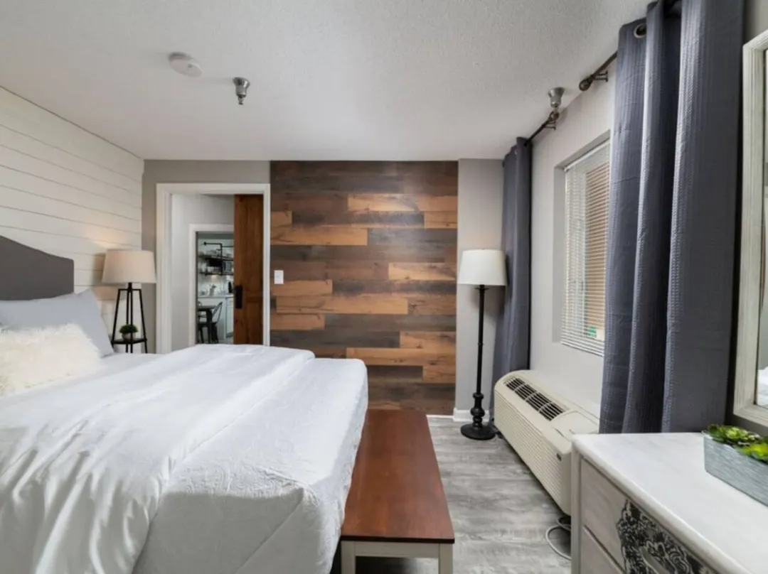 Pool Access And Charming Downtown Retreat - Stylish Romantic Oasis - Gatlinburg, TN