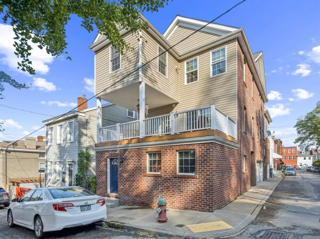 Spacious Home With Urban Charm And Parking - Inviting Modern Retreat - Pittsburgh