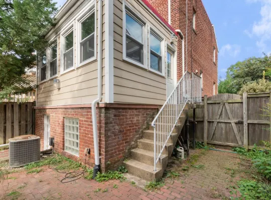 Charming Backyard Oasis And Game Room - Inviting Colonial Retreat - Alexandria, VA