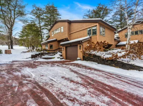 Gourmet Kitchen And Brick Fireplace - Stunning Cozy Retreat - Woodstock, VT