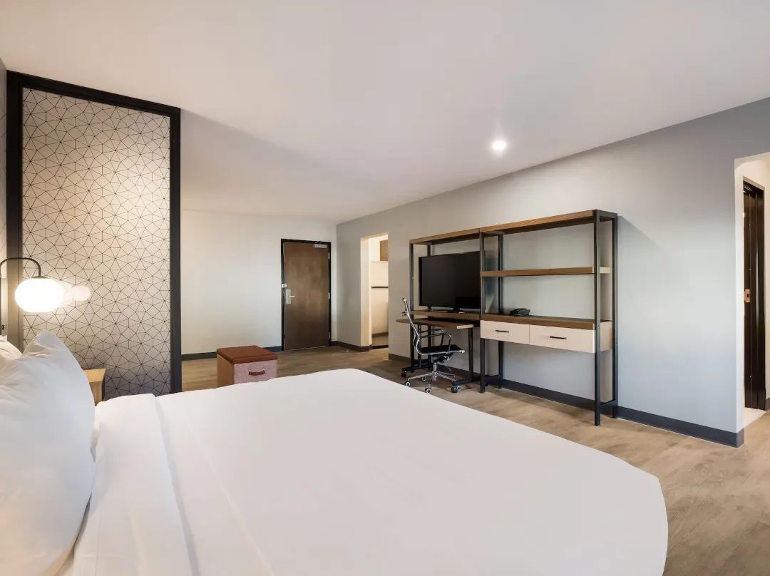 Everhome Suites Corona - Corona, CA