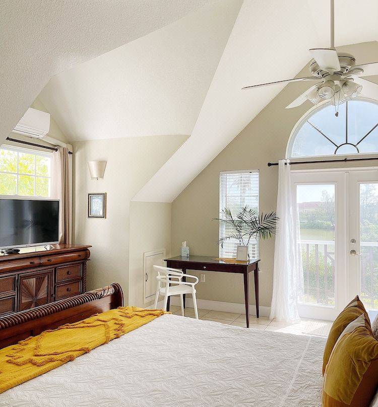 Shangri-la Bed & Breakfast - West Bay