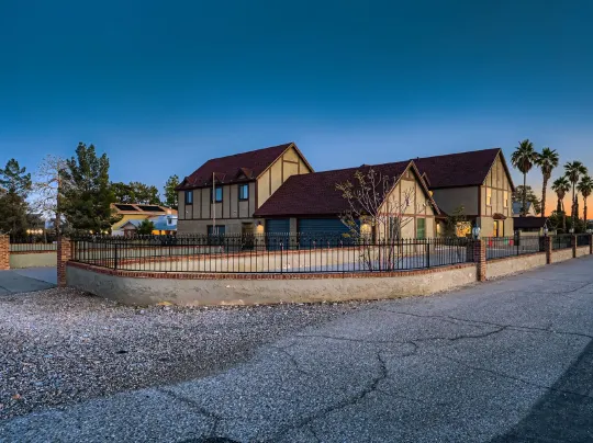 Spacious Home With Private Pool - Charming Business Retreat - Las Vegas, NV