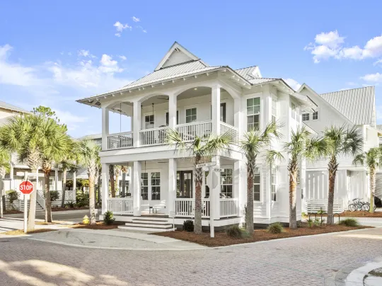 Luxury Amenities And Lagoon Pool Access - Exquisite Custom-built Haven - 