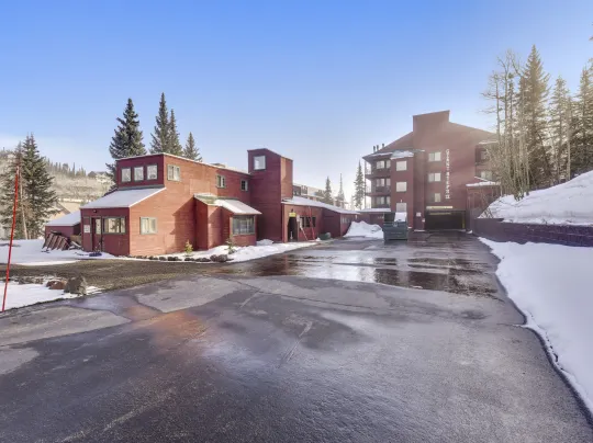 Game Room, Jacuzzi And Convenient Amenities - Charming Ski Retreat - Brian Head, UT