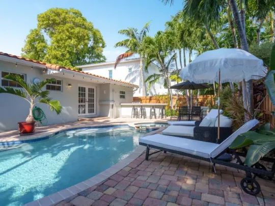 Heated Pool And Spa With Designer Touches - Charming Oasis - Fort Lauderdale, FL