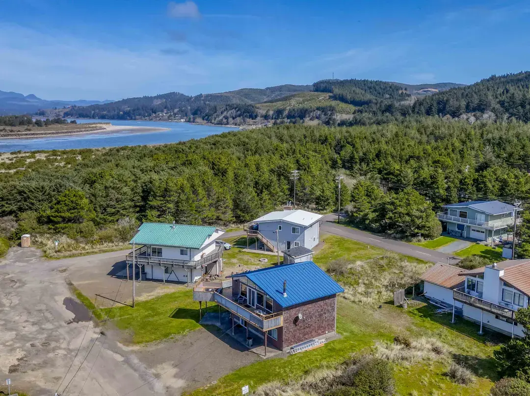 Ocean Views And Cozy Deck - Inviting Coastal Haven - Rockaway Beach, OR
