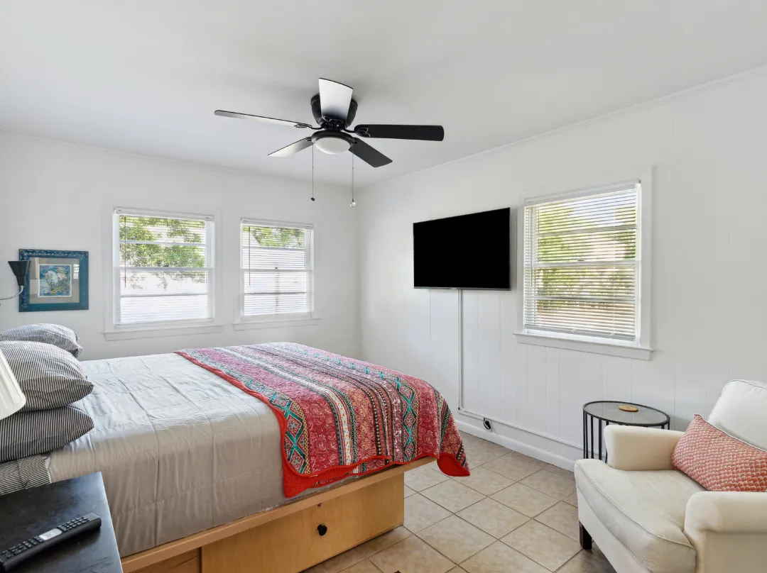 Spacious Yard And Quick Access To Beach - Charming Vintage Retreat - Folly Beach, SC