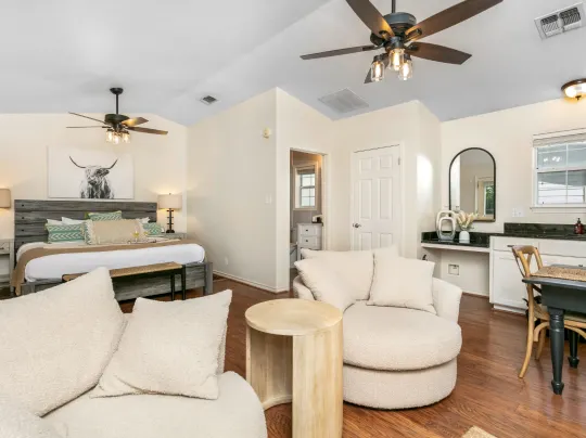 Outdoor Pool And Hot Tub Retreat - Enchanting Luxurious Haven - Fredericksburg, TX