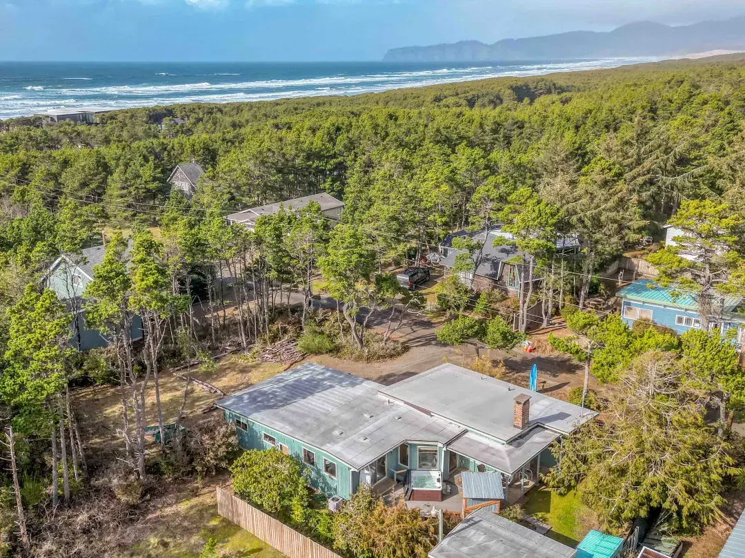 Cozy Hot Tub And Game Room - Delightful Retro Escape - Neskowin, OR