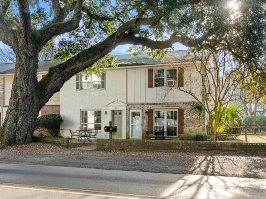 Access To Resort-style Amenities And Spacious Layout - Elegant Townhome - Mount Pleasant, SC
