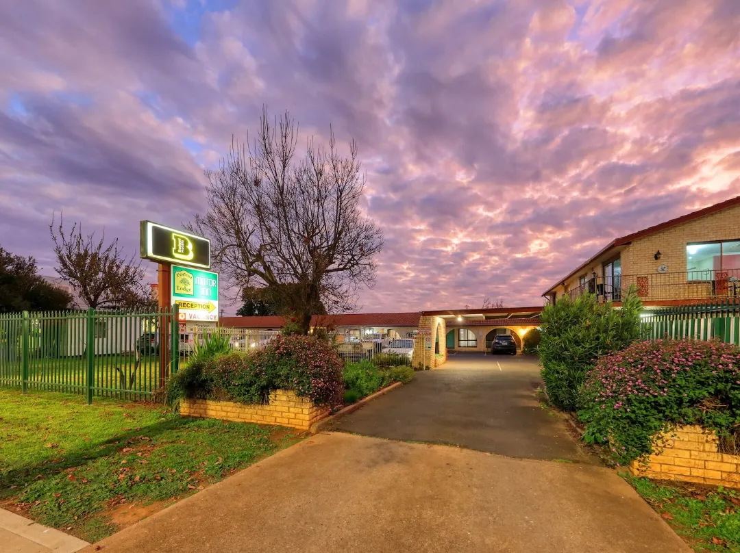 Forest Lodge Motor Inn & Restaurant - ダッボー