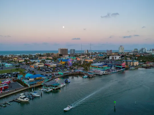 Luxurious Amenities And Resort Pool - Stunning Coastal Haven - South Padre Island