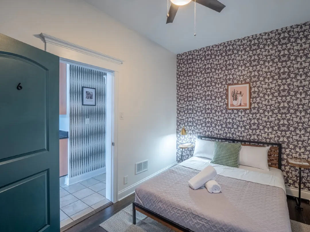 Wrigleyville Room 6 - Evanston, IL