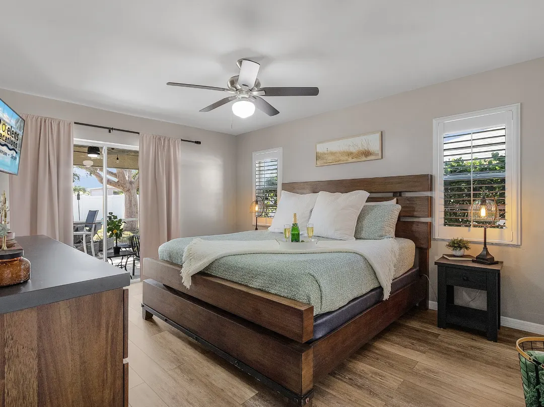 Crystal Water Pool, Fenced Yard And Bicycles - Stunning Outdoor Retreat - North Fort Myers, FL