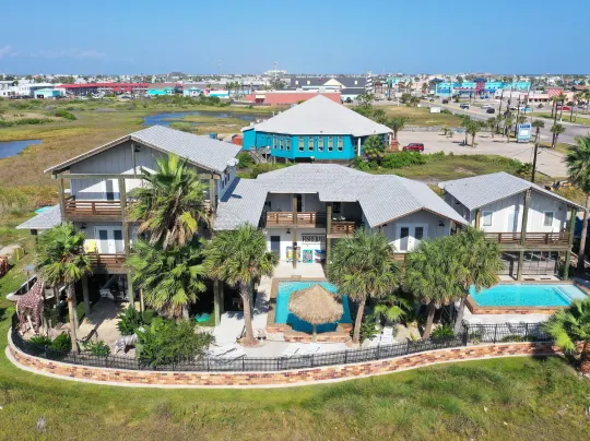 Stunning Private Pool And Spacious Outdoor Oasis - Unique Coastal Retreat - Port Aransas, TX
