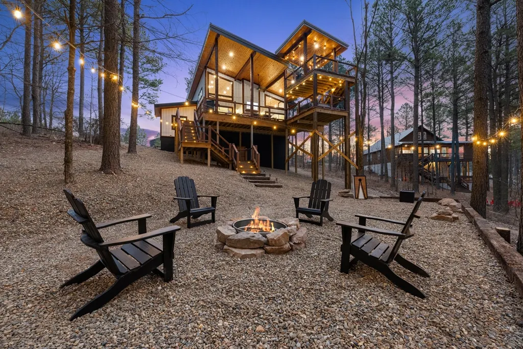 Chic Luxury Retreat - Fireplace, Hot Tub, Pond, Deck - Broken Bow, OK