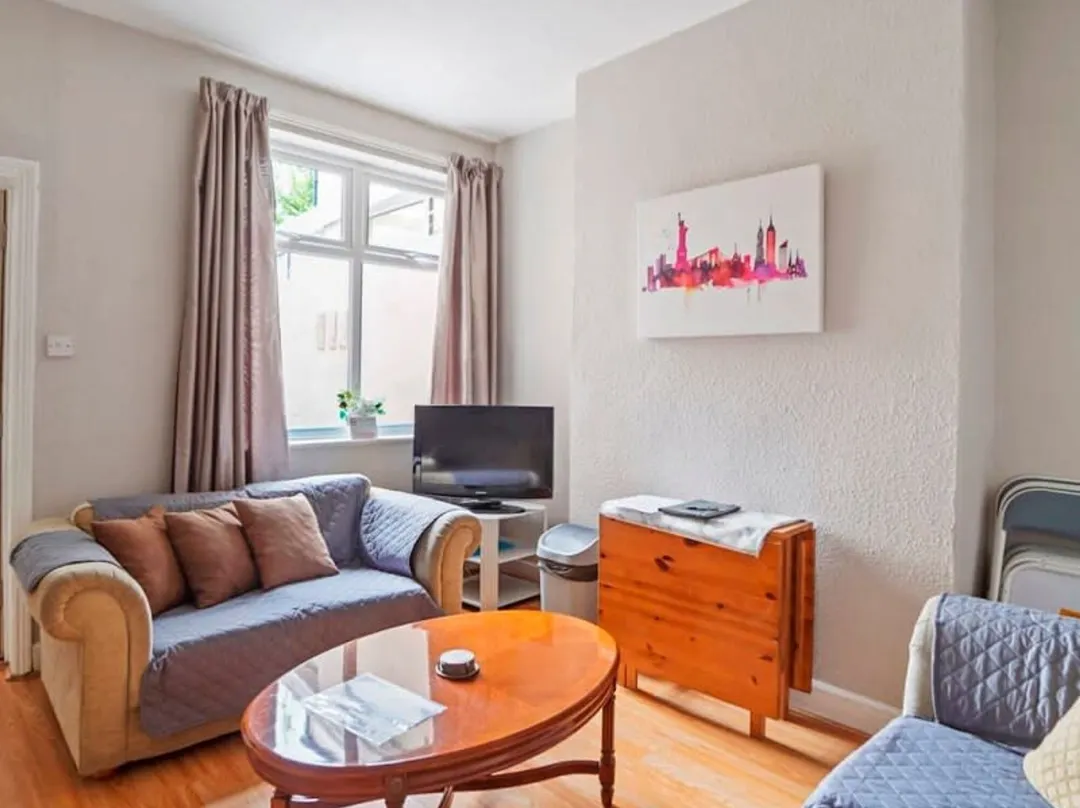 4 Bed Homely Retreat In Wolverhampton - Wolverhampton