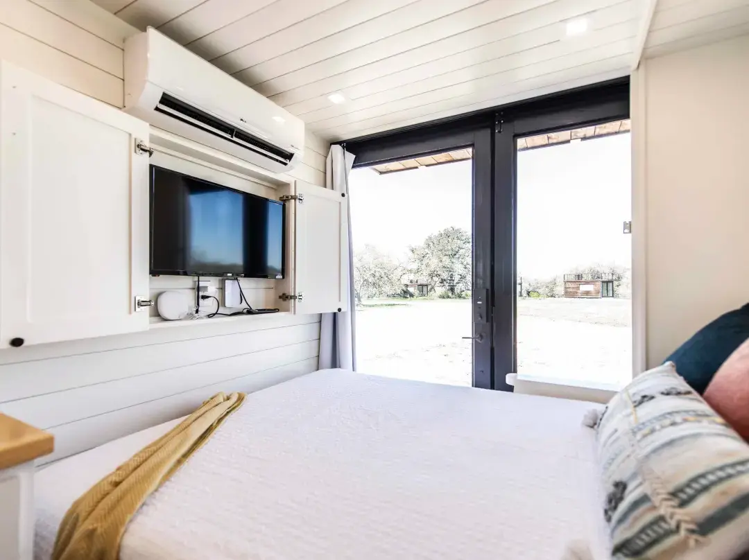 Stylish Oasis-rooftop Deck, Custom Shower, Led Lights - Fredericksburg, TX