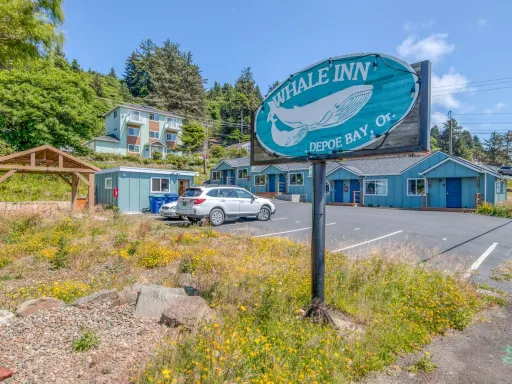 Peek-a-boo Ocean Views And Full Kitchen - Charming Coastal Retreat - Depoe Bay, OR