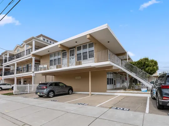 Outdoor Pool And Grilling Area - Charming Coastal Oasis - Avalon, NJ