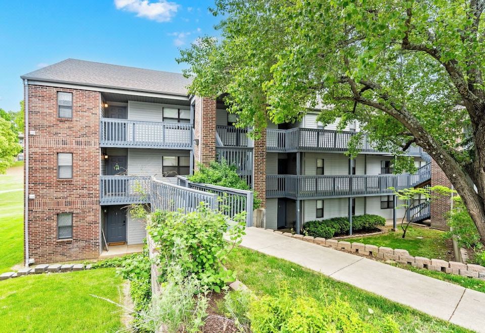 Spacious 2 Bedroom Condo in Gated Pointe Royale Golf Village with Pools ...