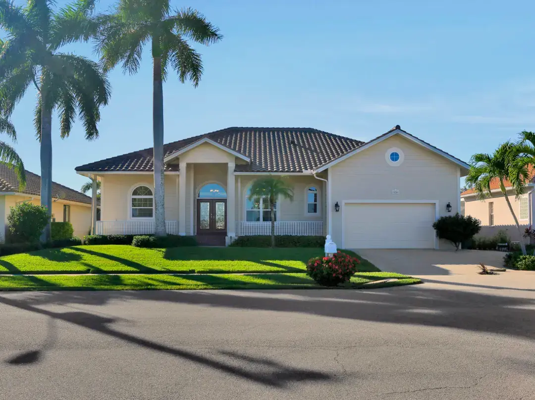 Heated Pool And Dock Access - Luxurious Waterfront Retreat - Marco Island