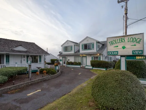 Kitchenette And Scenic Outdoor Dining - Tranquil Coastal Retreat - Depoe Bay, OR