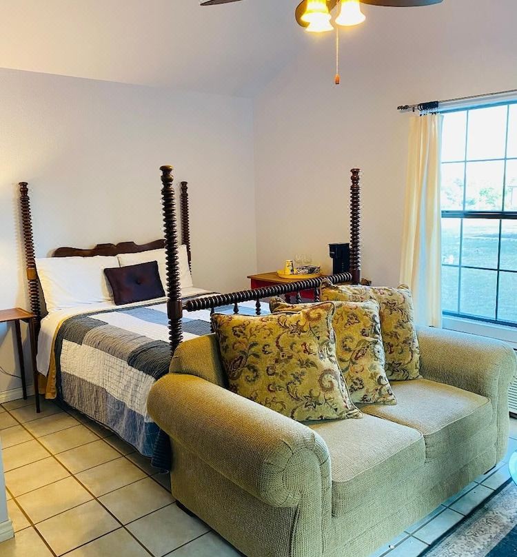 The Crossroads Inn - Johnson City, TX