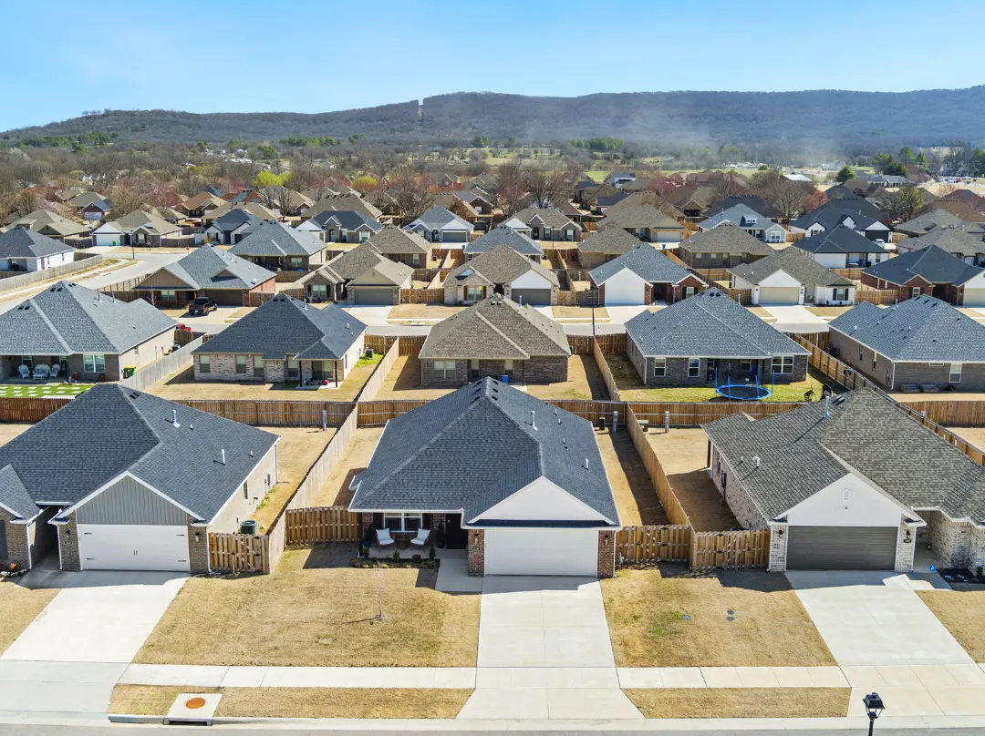 Cozy Living Room And Outdoor Patio With Grill - Charming Oasis - Fayetteville, AR