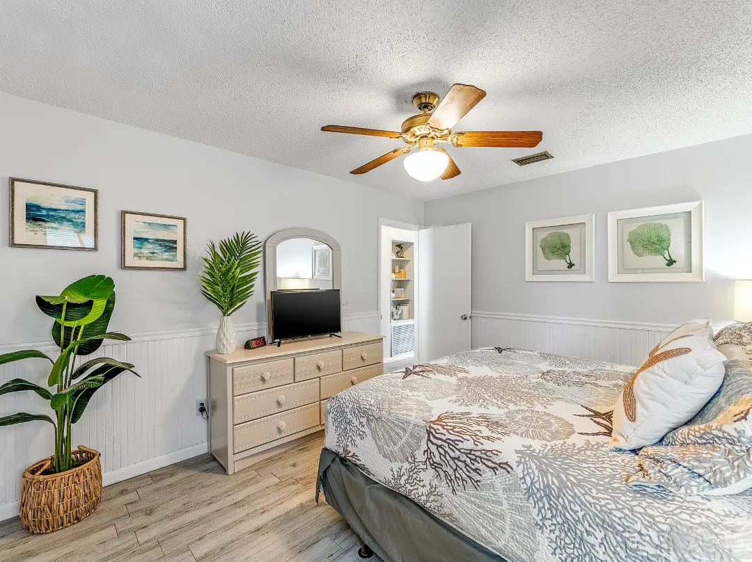 Charming Coastal Escape With Fenced Backyard - Spacious Retreat - Panama City Beach