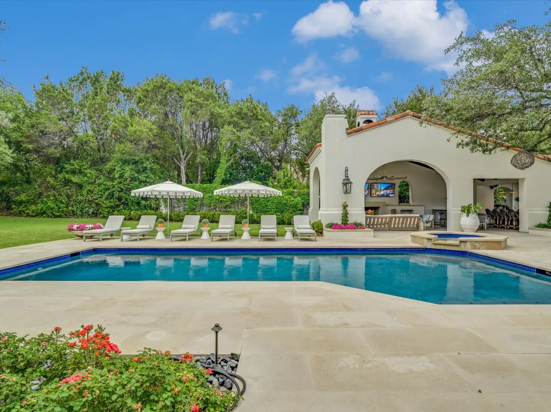 Sparkling Pool And Outdoor Kitchen - Luxurious Entertaining Haven - Lake Travis, TX